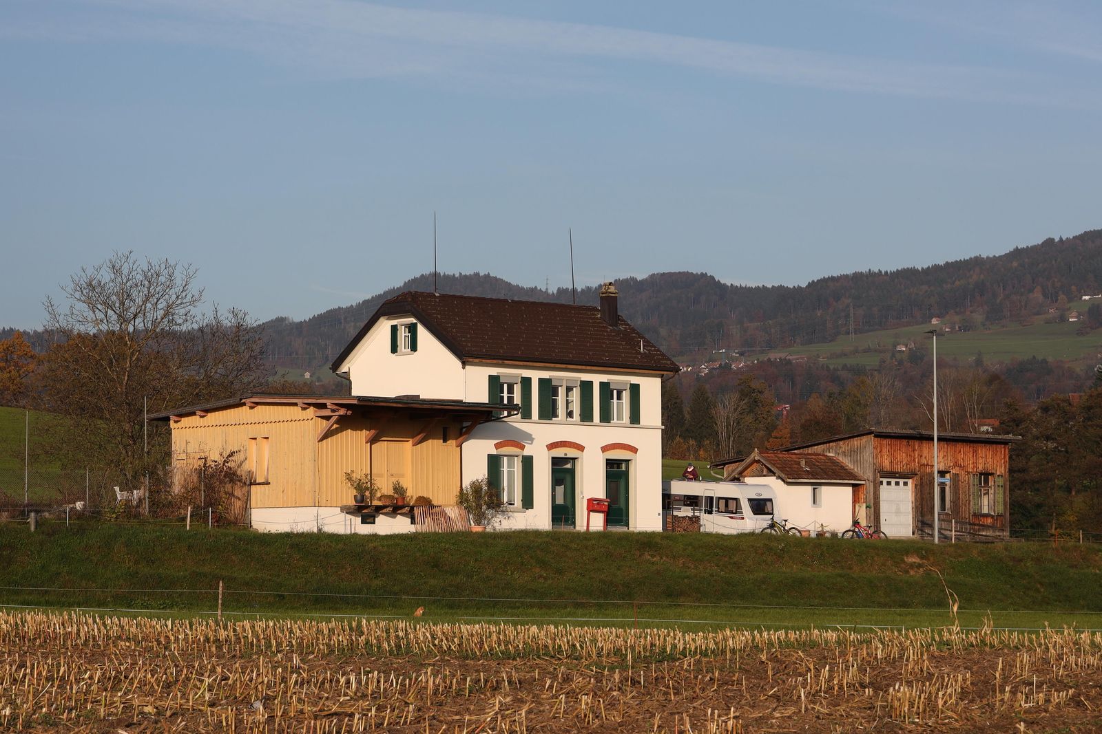 Zürioberland - UeBB-Bahnhofanlage, Stationsgebäude (Dürnten)